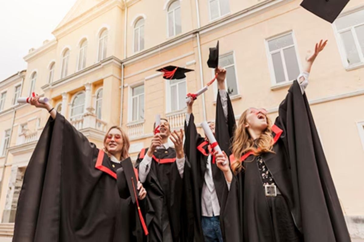 What Is Graduation Day? Ultimate UK Student Guide 2025